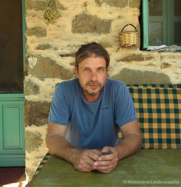 ΣΥΓΓΡΑΦΕΙΣ ΤΟΥ ΚΟΣΜΟΥ ΤΑΞΙΔΕΥΟΥΝ ΣΤΟ ΜΕΓΑΡΟ: ΓΙΑΝΝΗΣ ΜΑΚΡΙΔΑΚΗΣ
