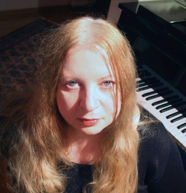 Η ΛΕΝΑ ΠΛΑΤΩΝΟΣ ΣΤΟ ΜΕΓΑΡΟ