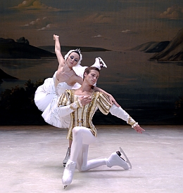 ST. PETERSBURG STATE ICE BALLET: Η ΛΙΜΝΗ ΤΩΝ ΚΥΚΝΩΝ