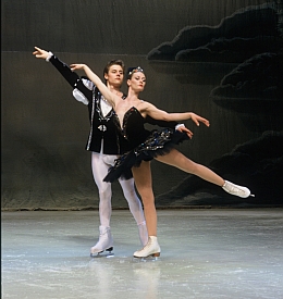 ST. PETERSBURG STATE ICE BALLET: Η ΛΙΜΝΗ ΤΩΝ ΚΥΚΝΩΝ