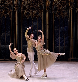 ST. PETERSBURG STATE ICE BALLET: Η ΛΙΜΝΗ ΤΩΝ ΚΥΚΝΩΝ