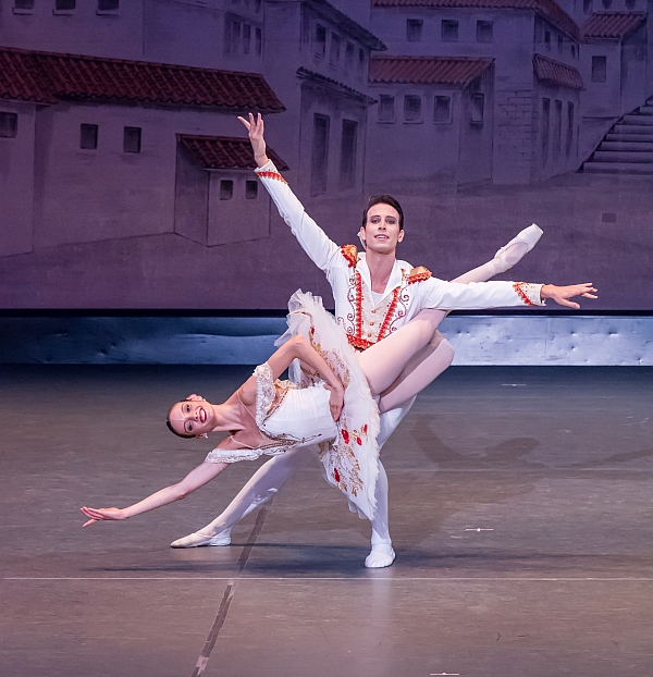 ΜΑΓΕΙΑ ΤΟΥ ΧΟΡΟΥ ΜΕ ΣΟΛΙΣΤ ΤΗΣ ΣΚΑΛΑΣ ΤΟΥ ΜΙΛΑΝΟΥ & ΤΟΥ ΜΠΑΛΕΤΟΥ ΤΗΣ ΣΙΕΝΑ