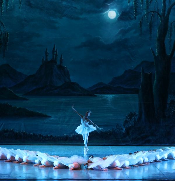 ROMAE CAPITAL BALLET: Η ΛΙΜΝΗ ΤΩΝ ΚΥΚΝΩΝ